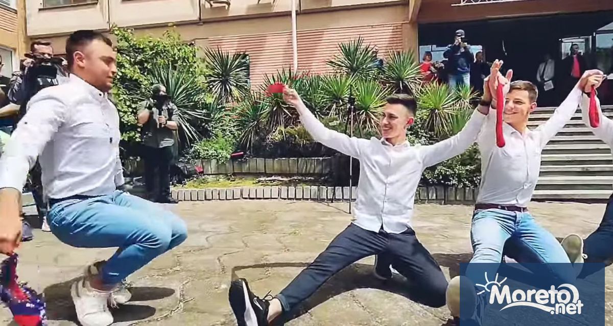 Танц грабна сърцата на абитуриентите във варненско училище видео