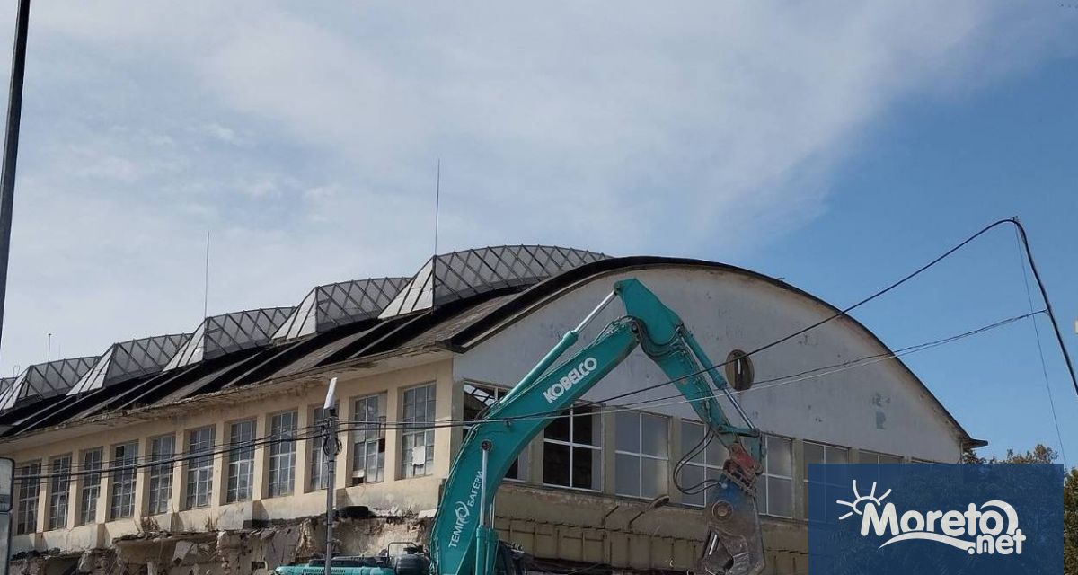 Събарят сградата до АГ болница, където ще строят търговски център | Moreto.net - Варна