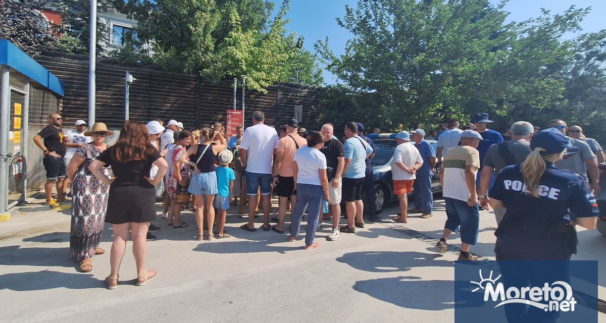 Жителите на Евксиноград протестираха срещу ВиК ремонтите Варна