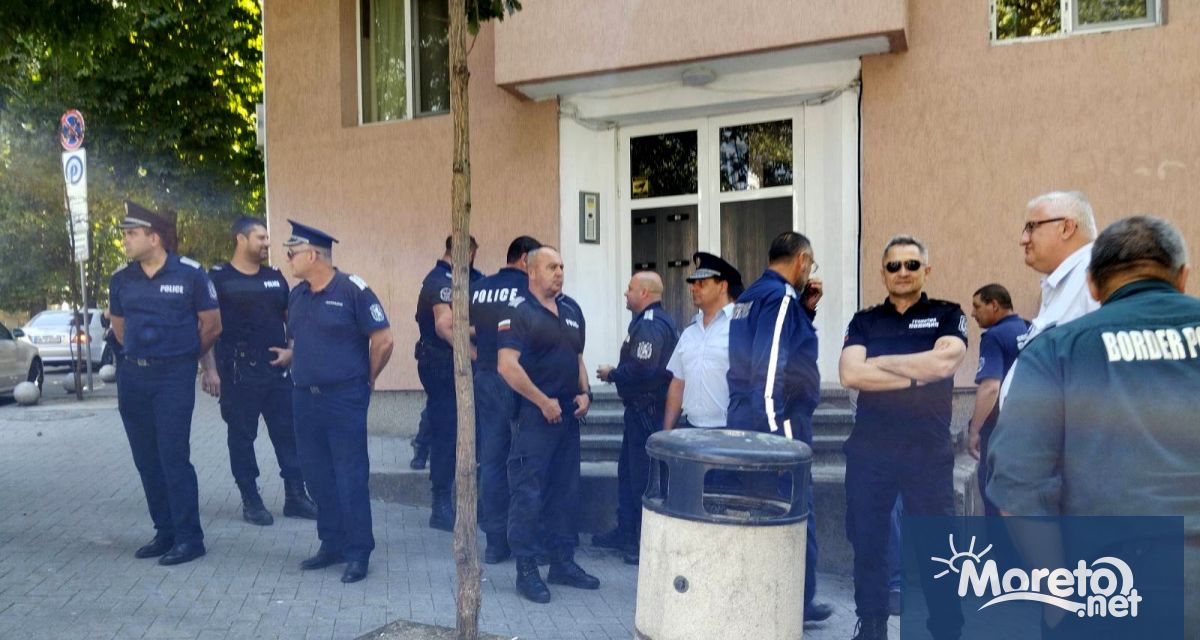 Служители на МВР във Варна излязоха на протест снимки