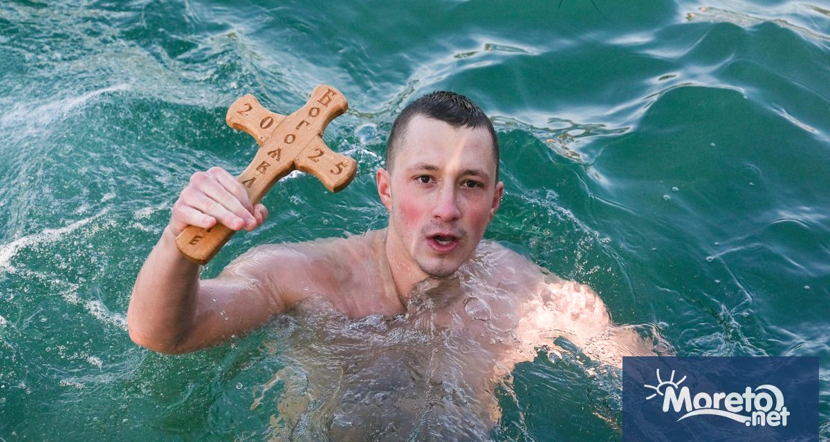 22-годишен студент извади богоявленския кръст във Варна (снимки) | Moreto.net - Варна