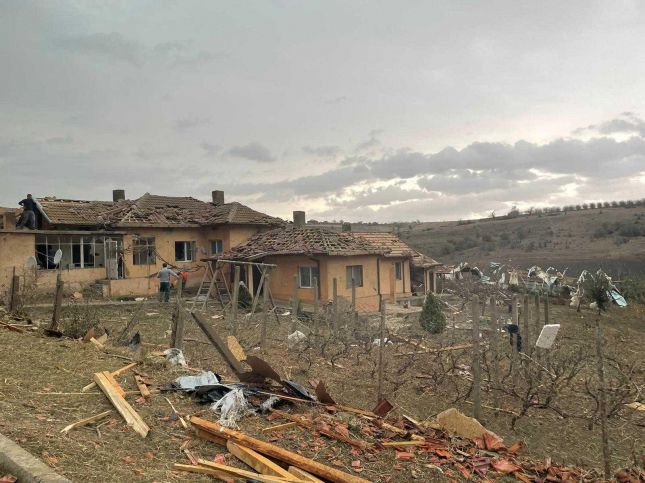 Двама души загинаха в Шуменска област заради мощната буря днес Варна